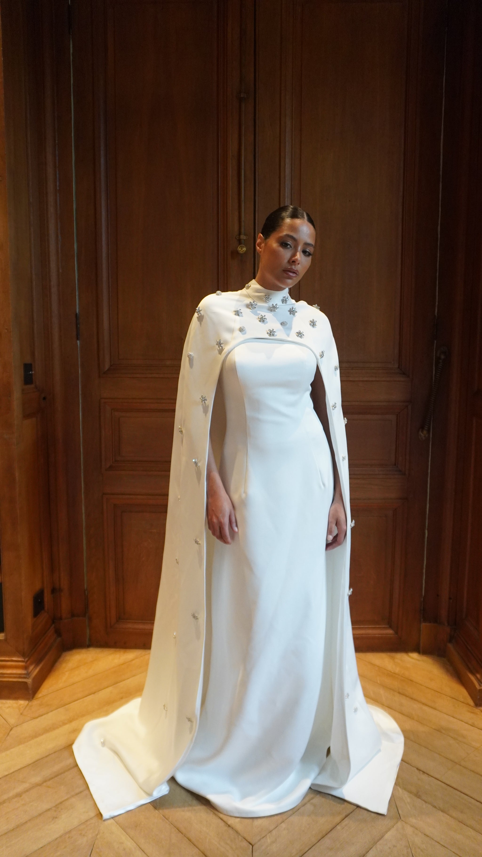 Cape de mariée en satin palace avec strass - BOUTIQUE EN LIGNE SELHYAN